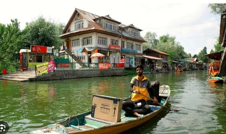 Amazon to open first first-ever floating store on Dal Lake — The ...